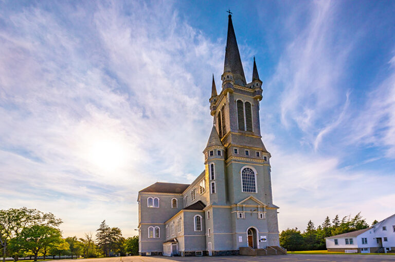 Église Sainte-Marie: North America’s Largest Wooden Church Faces ...